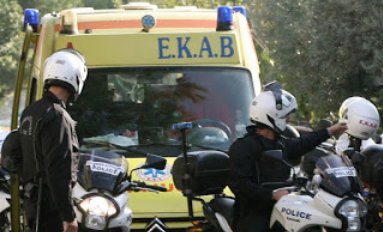 ΟΙ ΜΕΤΑΝΑΣΤΕΣ ΑΠΑΓΟΡΕΨΑΝ ΑΣΘΕΝΟΦΟΡΟ ΜΕ ΑΣΘΕΝΗ ΝΑ ΠΕΡΑΣΕΙ ΤΗΝ ΕΘΝΙΚΗ ΟΔΟ ...