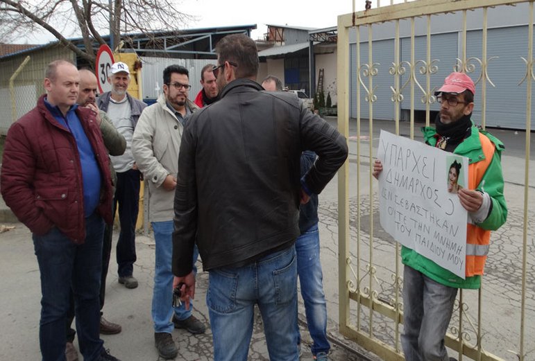 ΓΙΑΝΝΙΤΣΑ ΥΠΑΛΛΗΛΟΣ ΔΕΘΗΚΕ ΜΕ ΑΛΥΣΙΔΕΣ ΣΤΑ ΚΑΓΚΕΛΑ (VIDEO PHOTOS ...