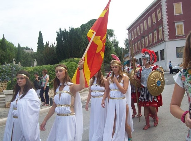 ΣΤΑ ΣΚΟΠΙΑ: ΚΑΤΑΡΓΕΙΤΑΙ Η «ΜΑΚΕΔΟΝΙΚΗ ΦΑΛΑΓΓΑ» ΣΤΗΝ ΚΕΝΤΡΙΚΗ ΠΛΑΤΕΙΑ ...