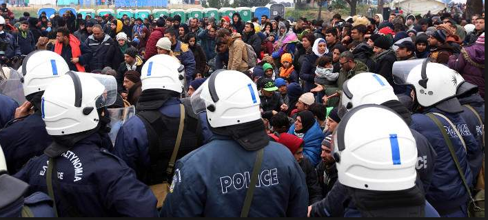 ΤΑ ΜΑΤ "ΕΔΙΩΞΑΝ" ΤΟΥΣ ΜΕΤΑΝΑΣΤΕΣ ΠΟΥ ΕΚΛΕΙΣΑΝ ΤΗΝ .Ε.Ο. ΑΘΗΝΩΝ ΛΑΜΙΑΣ ...
