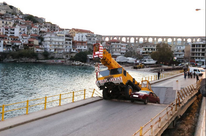 ΚΑΤΕΡΡΕΥΣΕ ΓΕΦΥΡΑ ΣΕ ΚΕΝΤΡΙΚΟ ΣΗΜΕΙΟ ΣΤΗΝ ΚΑΒΑΛΑ [PHOTOS] | TASTV.gr ...