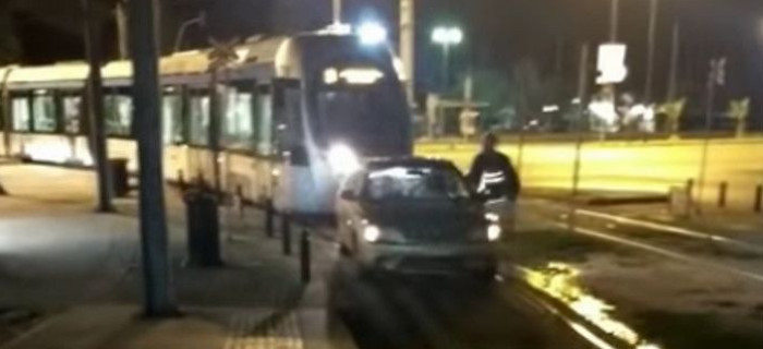 ΕΛΛΗΝΑΡΑΣ : ΠΑΡΑΤΗΣΕ ΤΟ ΑΥΤΟΚΙΝΗΤΟ ΣΤΙΣ ΡΑΓΕΣ ΓΙΑ ΝΑ ΠΑΕΙ ΣΤΟ ΑΤΜ ...