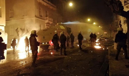 ΟΙ "ΑΥΡΕΣ" ΤΗΣ ΑΣΤΥΝΟΜΙΑΣ ΣΤΑ ΕΞΑΡΧΕΙΑ ΕΣΠΑΣΑΝ ΤΑ ΟΔΟΦΡΑΓΜΑΤΑ | TASTV ...