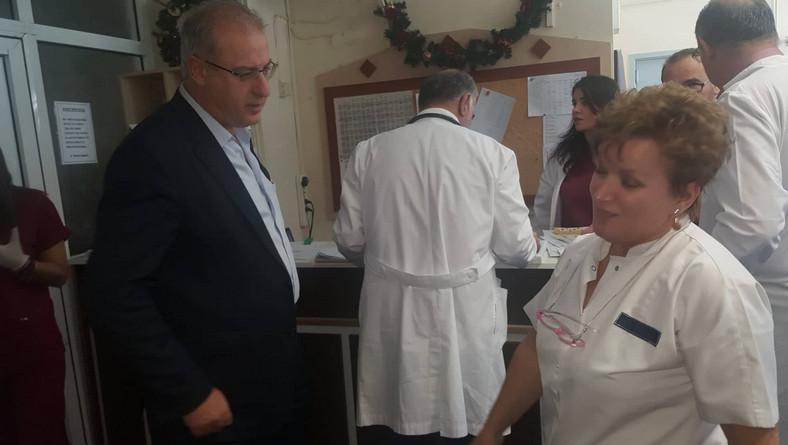 Ο ΓΙΑΝΝΗΣ ΣΗΦΑΚΗΣ ΣΤΑ ΝΟΣΟΚΟΜΕΙΑ ΈΔΕΣΣΑΣ ΚΑΙ ΓΙΑΝΝΙΤΣΩΝ, ΣΤΟ ΚΕΝΤΡΟ ...