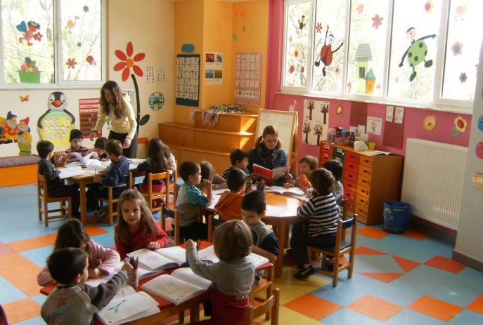 ΠΑΙΔΙΚΟΙ ΣΤΑΘΜΟΙ: ΔΙΚΑΙΩΜΑΤΑ ΠΑΙΔΙΩΝ ΤΩΝ ΟΠΟΙΩΝ ΟΙ ΓΟΝΕΙΣ ΒΡΙΣΚΟΝΤΑΙ ΣΕ ...