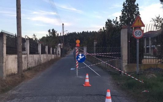 AΓΑΝΑΚΤΙΣΜΕΝΟΣ ΚΑΤΟΙΚΟΣ ΕΒΑΛΕ ΠΕΡΙΦΡΑΞΗ ΣΤΟΝ ΔΡΟΜΟ ΓΙΑ ΝΑ ΜΗΝ ΤΡΕΧΟΥΝ ...