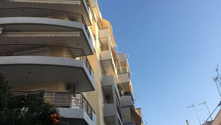 ΠΡΩΤΟΦΑΝΗΣ ΤΡΑΓΩΔΙΑ ΜΗΤΕΡΑ ΠΕΤΑΞΕ ΤΟ ΠΑΙΔΙ ΤΗΣ ΑΠΟ ΤΟΝ 5o ΟΡΟΦΟ ΚΑΙ ...