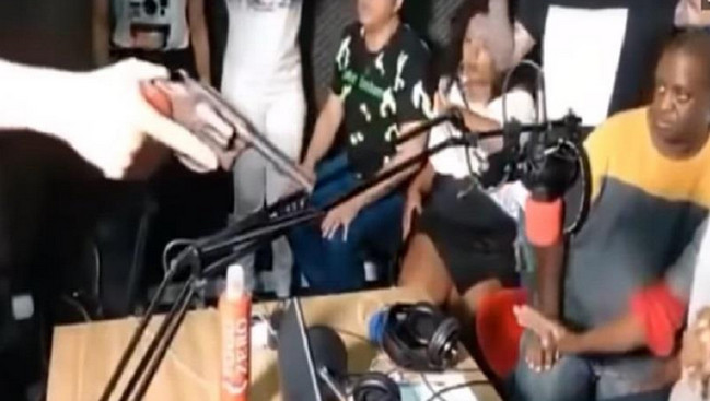 ΜΕ ΟΠΛΑ ΣΤΑ ΧΕΡΙΑ ΛΗΣΤΕΣ ΕΚΛΕΨΑΝ ON AIR ΠΑΡΟΥΣΙΑΣΤΕΣ ΚΑΙ ΚΑΛΕΣΜΕΝΟΥΣ ΣΕ ...