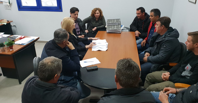 ΣΤΟΝ ΕΛΓΑ Η ΘΕΟΔΩΡΑ ΤΖΑΚΡΗ ΜΕ ΑΓΡΟΤΕΣ ΓΙΑ ΤΑ ΠΟΡΙΣΜΑΤΑ ΤΗΣ ΒΡΟΧΟΠΤΩΣΗΣ ...