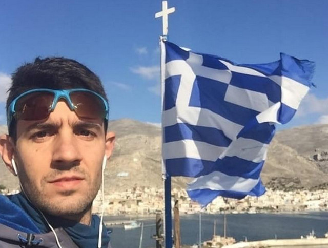 ΑΥΤΟΣ ΕΙΝΑΙ Ο ΠΟΛΥΤΕΚΝΟΣ ΑΣΤΥΝΟΜΙΚΟΣ ΠΟΥ ΣΚΟΤΩΘΗΚΕ ΚΑΝΟΝΤΑΣ ΠΕΖΟΠΟΡΙΑ ...
