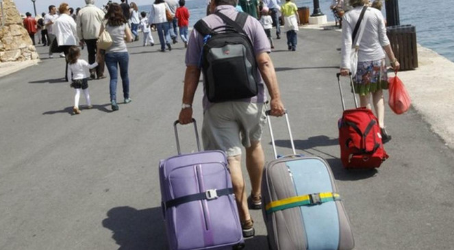 ΤΑ ΛΙΜΑΝΙΑ ΤΗΣ ΧΩΡΑΣ, ΕΤΟΙΜΑ ΝΑ ΥΠΟΔΕΧΘΟΥΝ ΤΑ ΕΚΑΤΟΜΜΥΡΙΑ ΤΩΝ ΤΟΥΡΙΣΤΩΝ ...