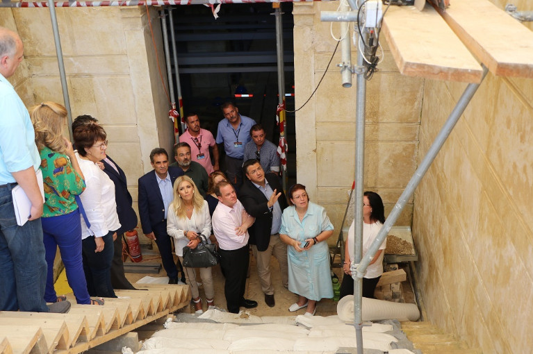 ΕΠΙΣΚΕΨΗ ΚΑΙ ΑΥΤΟΨΙΑ ΜΕΝΔΩΝΗ ΚΑΙ ΤΖΙΤΖΙΚΩΣΤΑ ΣΤΟ ΜΝΗΜΕΙΟ ΤΟΥ ΤΥΜΒΟΥ ...