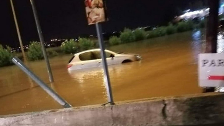 ΣΤΙΣ ΟΡΟΦΕΣ ΤΩΝ ΙΧ ΟΔΗΓΟΙ ΚΑΙ ΠΟΛΙΤΕΣ ΣΕ ΤΑΡΑΤΣΑ ΜΕΤΑ ΤΗΝ ΚΑΤΑΙΓΙΔΑ ...
