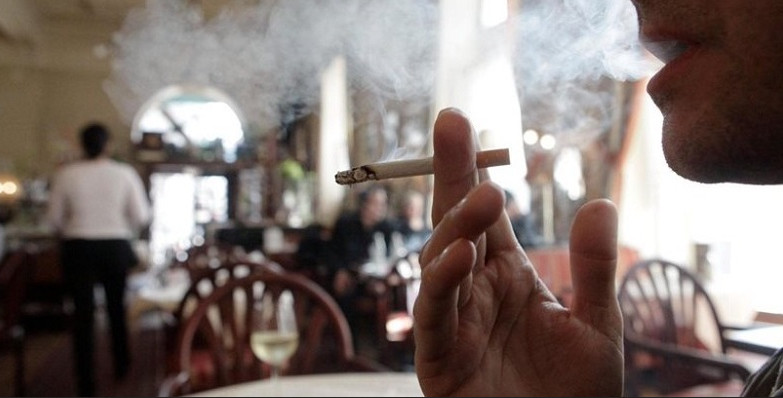 ΑΡΧΣΑΝ ΤΑ ΠΡΩΤΑ "ΠΡΟΣΤΙΜΑ" ΚΑΙ ΟΙ "ΚΑΤΑΓΓΕΛΙΕΣ" ΓΙΑ ΤΟΥΣ ΚΑΠΝΙΣΤΕΣ ΣΤΑ ...