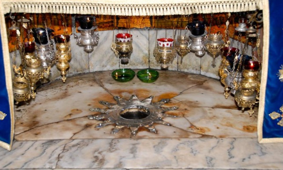 ΧΙΛΙΑΔΕΣ ΧΡΙΣΤΙΑΝΟΙ ΓΙΑ ΤΑ ΧΡΙΣΤΟΥΓΕΝΝΑ ΣΤΗ ΒΗΘΛΕΕΜ -ΜΕ ΤΙΜΕΣ ΕΠΕΣΤΡΕΨΕ ...