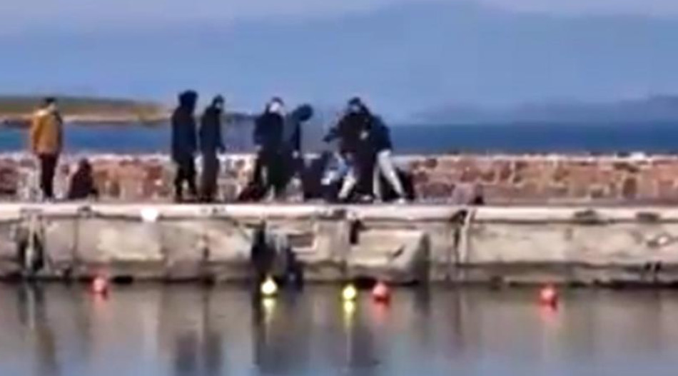 ΛΕΣΒΟΣ: ΒΙΝΤΕΟ ΜΕ ΞΥΛΟΔΑΡΜΟ ΞΕΝΟΥ ΡΕΠΟΡΤΕΡ ΑΠΟ ΚΟΥΚΟΥΛΟΦΟΡΟΥΣ [VIDS ...