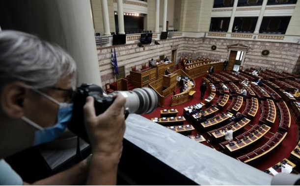 "ΧΕΡΙ ΧΕΡΙ" ΝΔ ΚΑΙ ΕΛΛΗΝΙΚΗ ΛΥΣΗ ΨΗΦΙΣΑΝ ΤΟ ΚΟΥΡΕΜΑ ΚΑΤΑ 60% ΤΩΝ ...