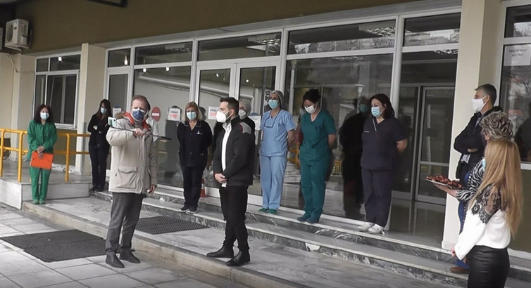 ΕΚΠΑΙΔΕΥΤΙΚΟΙ ΕΙΠΑΝ ΤΑ ΚΑΛΑΝΤΑ ΣΕ ΓΙΑΤΡΟΥΣ ΚΑΙ ΝΟΣΗΛΕΥΤΕΣ ΣΤΟ ...