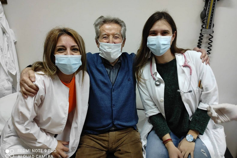 ΦΩΤΟΓΡΑΦΙΑ ΤΟΥ 91ΧΡΟΝΟΥ «ΚΟΜΑΝΤΟ» ΣΤΗ ΒΕΡΟΙΑ ΠΟΥ ΑΨΗΦΙΣΕ ΤΑ ΧΙΟΝΙΑ ΚΑΙ ...