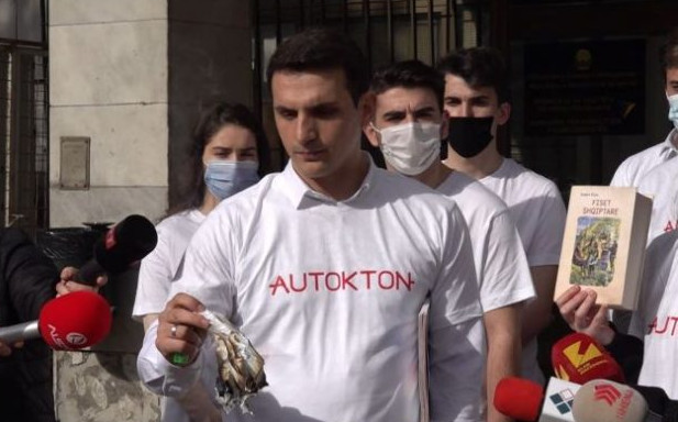 Β. ΜΑΚΕΔΟΝΙΑ: ΑΛΒΑΝΟΙ ΕΚΑΨΑΝ ΣΧΟΛΙΚΑ ΒΙΒΛΙΑ ΠΟΥ ΓΡΑΦΟΥΝ ΟΤΙ ΚΑΤΑΓΟΝΤΑΙ ...