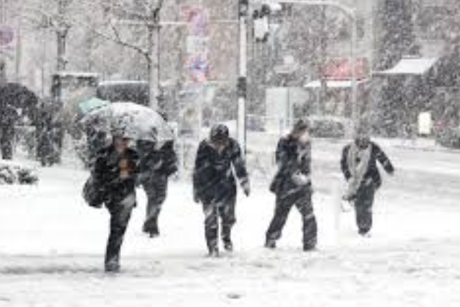 ΣΤΗ ΔΟΥΛΕΙΑ ΚΑΙ ΜΕ ΔΥΟ ΜΕΤΡΑ ΧΙΟΝΙ; Ε, ΟΧΙ! | TASTV.gr | Τα νέα της ...