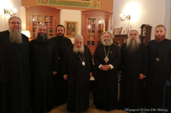 Ο ΜΗΤΡΟΠΟΛΙΤΗΣ κ. ΙΩΗΛ ΣΤΗΝ ΜΑΝΗ ΓΙΑ ΤΗΝ ΚΗΔΕΙΑ ΤΗΣ ΑΔΕΡΦΗΣ ΤΟΥ [PHOTOS ...