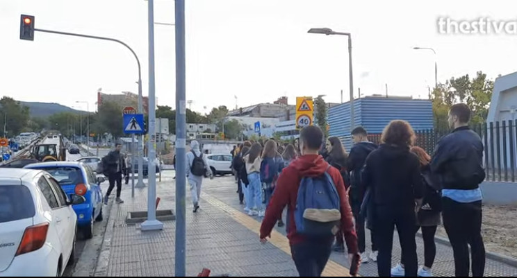 ΠΑΝΕΠΙΣΤΗΜΙΑ: ΟΥΡΑ ΣΤΙΣ ΕΙΣΟΔΟΥΣ ΑΠΟ ΤΟΥΣ ΦΟΙΤΗΤΕΣ ΓΙΑ ΤΑ ΠΙΣΤΟΠΟΙΗΤΙΚΑ ...