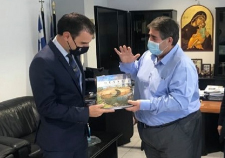 ΣΤΗΝ ΠΕΛΛΑ Ο ΘΕΜΙΣΤΟΚΛΕΟΥΣ - ΤΟΥ ΔΩΡΙΣΑΝ ΑΝΑΜΝΗΣΤΙΚΟ ΛΕΥΚΩΜΑ ΤΗΣ ...