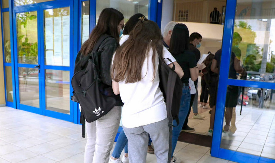 ΣΥΛΛΗΨΗ 45ΧΡΟΝΟΥ ΚΑΘΗΓΗΤΗ: «ΒΓΑΛΕ ΤΗΝ ΜΠΛΟΥΖΑ ΣΟΥ ΚΑΙ ΞΑΠΛΩΣΕ», ΕΙΠΕ ΣΕ ...