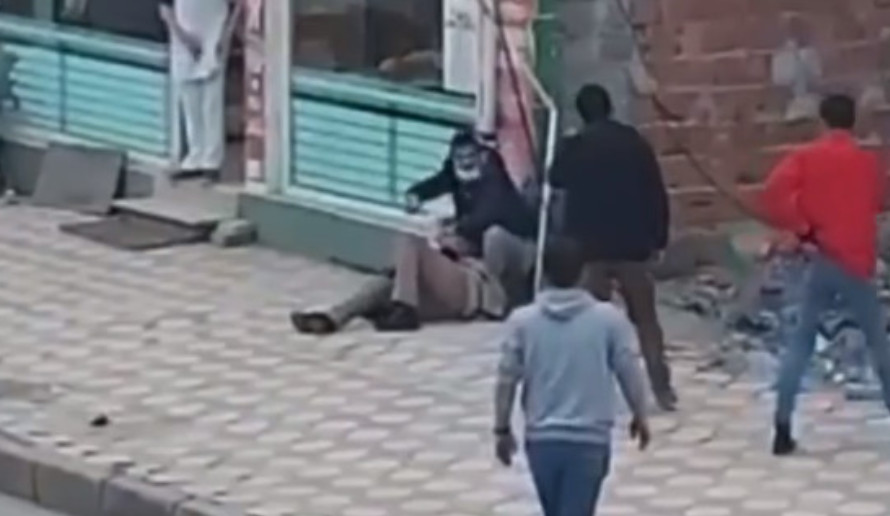 ΠΡΟΣΟΧΗ ΤΟ ΒΙΝΤΕΟ ΣΟΚΑΡΕΙ - ΤΟΥΡΚΙΑ ΜΑΧΑΙΡΩΝΕΙ ΤΗΝ ΠΡΩΗΝ ΣΥΖΥΓΟ ΤΟΥ ...