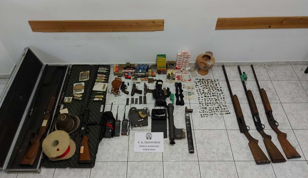ΣΥΝΕΛΗΦΘΗΣΑΝ 2 ΆΤΟΜΑ ΓΙΑ ΚΑΤΟΧΗ ΌΠΛΩΝ ΚΑΙ ΑΡΧΑΙΩΝ ΝΟΜΙΣΜΑΤΩΝ | TASTV.gr ...