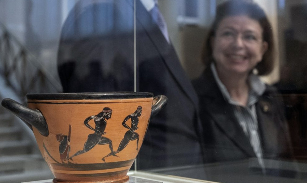 ΜΕΝΔΩΝΗ: ΑΚΥΡΩΝΕΙ ΜΕΤΑ ΤΟΝ ΣΑΛΟ ΤΗ ΧΟΡΗΓΙΑ ΑΠΟ ΕΜΠΛΕΚΟΜΕΝΟ ΣΤΟΝ ΒΙΑΣΜΟ ...