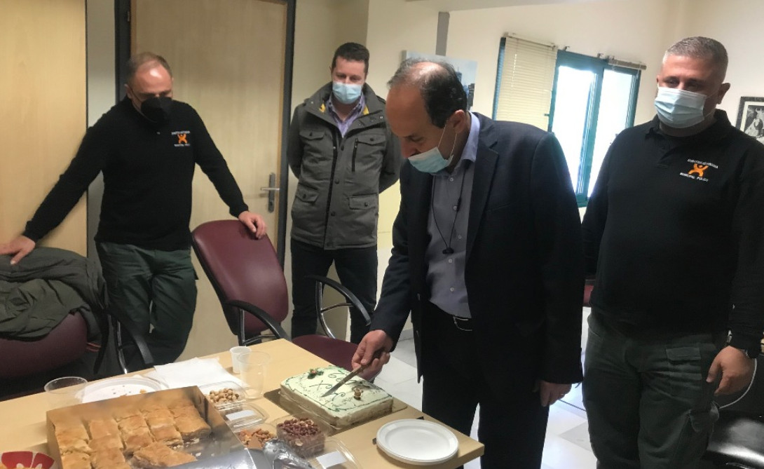 ΚΟΠΗ ΠΙΤΑΣ ΣΤΗ ΔΗΜΟΤΙΚΗ ΑΣΤΥΝΟΜΙΑ ΤΟΥ ΔΗΜΟΥ ΠΕΛΛΑΣ | TASTV.gr | Τα νέα ...