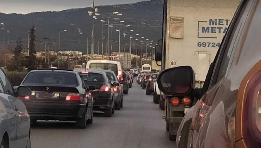 ΤΕΡΑΣΤΙΑ ΟΥΡΑ ΧΙΛΙΟΜΕΤΡΩΝ ΜΕΤΑ ΤΗΝ ΚΑΡΑΜΠΟΛΑ ΟΧΗΜΑΤΩΝ ΣΤΗΝ Π.Ο ...
