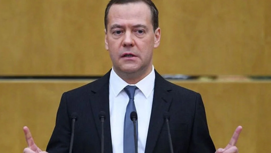 ΑΠΕΙΛΕΙ ΤΗΝ ΕΥΡΩΠΗ Ο ΜΕΝΤΒΕΝΤΕΦ ΜΕ ΥΠΕΡΔΙΠΛΑΣΙΑΣΜΟ ΤΗΣ ΤΙΜΗΣ ΤΟΥ ...