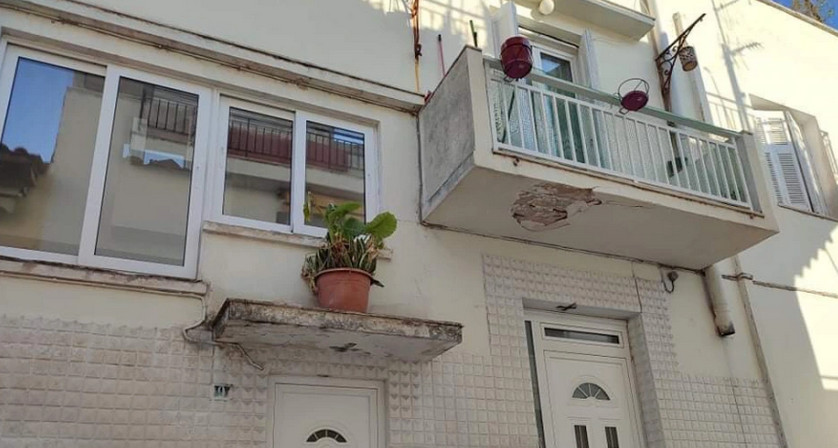 ΑΣΥΛΛΗΠΤΟ: ΠΕΤΑΞΕ ΤΑ ΑΝΗΛΙΚΑ ΑΝΙΨΙΑ ΤΗΣ ΑΠΟ ΤΟ ΜΠΑΛΚΟΝΙ ΚΑΙ ΜΕΤΑ ΠΗΔΗΞΕ ...