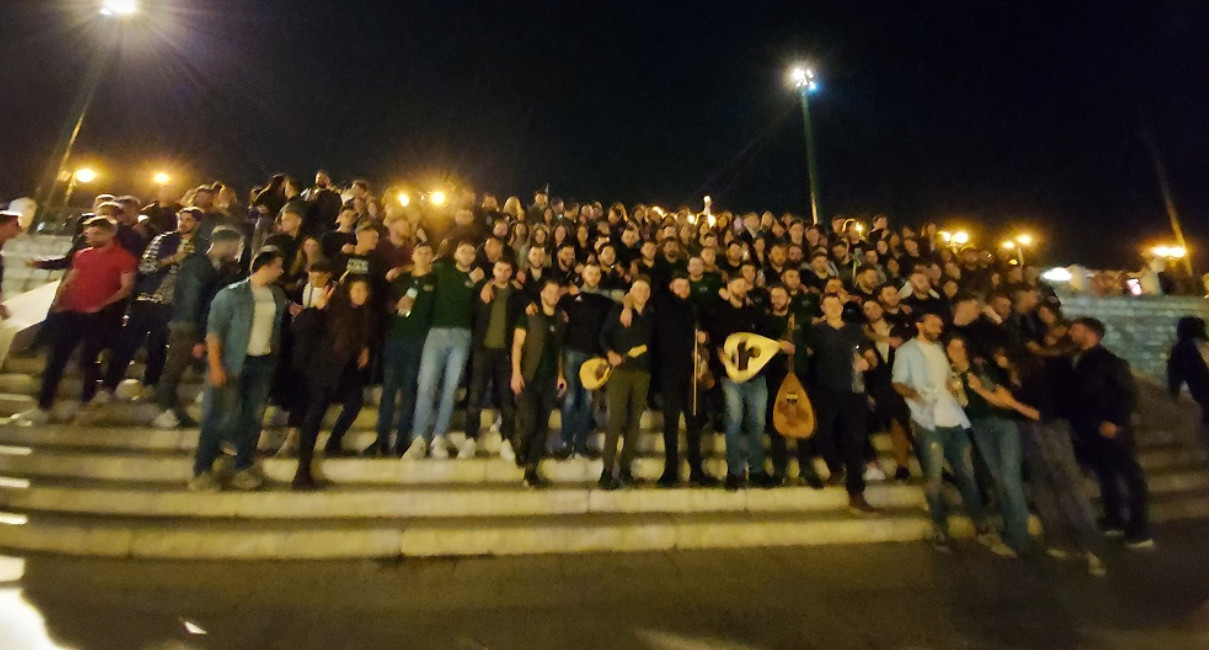 ΦΟΙΤΗΤΕΣ ΑΠΟ ΤΗΝ ΚΡΗΤΗ ΤΡΑΓΟΥΔΟΥΝ ΤΟ «ΜΑΚΕΔΟΝΙΑ ΞΑΚΟΥΣΤΗ» ΣΤΟ ΚΕΝΤΡΟ ...