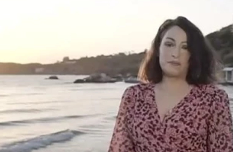 ΙΩΑΝΝΑ ΠΑΛΙΟΣΠΥΡΟΥ: ΜΕ ΤΟ ΦΥΣΙΚΟ ΤΗΣ ΜΑΛΛΙ, ΧΩΡΙΣ ΤΗ ΜΑΣΚΑ ΚΑΙ ΜΕ ...