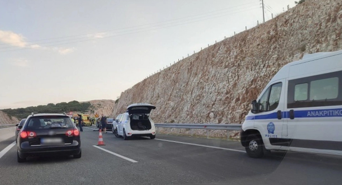 ΤΡΑΓΩΔΙΑ ΣΤΗΝ ΙΟΝΙΑ ΟΔΟ ΜΕ ΝΕΚΡΟΥΣ- ΙΧ ΠΑΡΕΣΥΡΕ ΖΕΥΓΑΡΙ ΜΠΡΟΣΤΑ ΣΤΑ ...