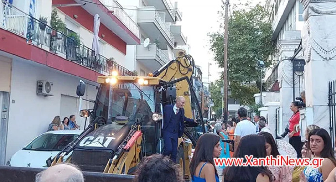 ΜΕ JCB ΠΗΓΕ Ο ΓΑΜΠΡΟΣ ΣΤΗΝ ΕΚΚΛΗΣΙΑ… (ΒΙΝΤΕΟ ΦΩΤΟ) | TASTV.gr | Τα νέα ...