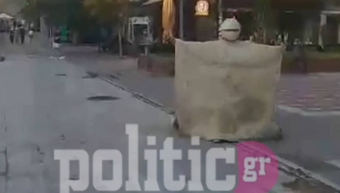 ΑΠΙΣΤΕΥΤΟ ΘΕΑΜΑ ΣΤΗ ΘΕΣΣΑΛΟΝΙΚΗ: ΆΝΤΡΑΣ ΜΕ «ΜΑΝΔΥΑ» ΠΕΡΙΦΕΡΟΤΑΝ ΣΤΟΥΣ ...