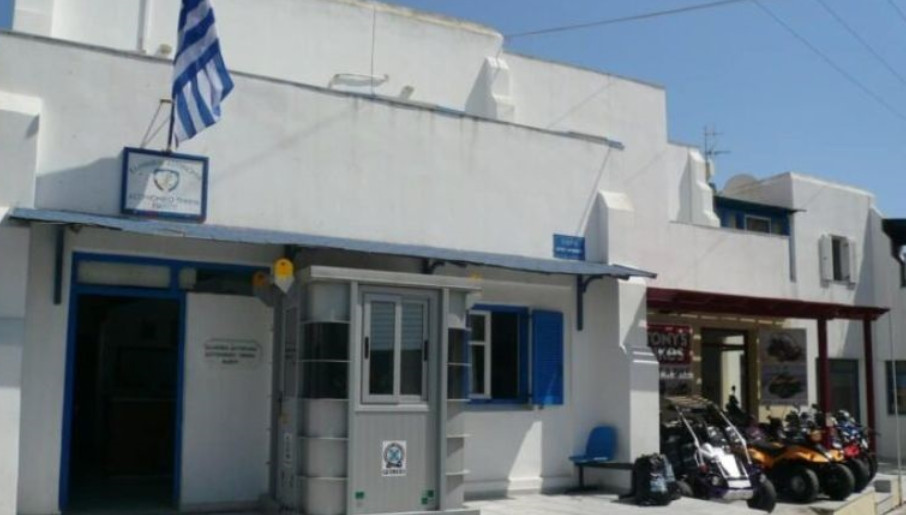 ΓΥΝΑΙΚΑ ΣΥΝΕΛΗΦΘΗ ΓΙΑΤΙ ΕΔΕΙΡΕ ΤΟΝ ΑΝΤΡΑ ΤΗΣ ΜΕ ΣΚΟΥΠΟΞΥΛΟ ΚΑΙ ΚΑΛΩΔΙΟ ...