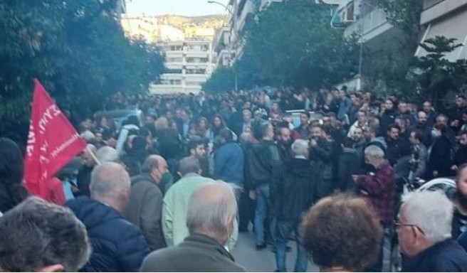 ΟΡΓΗ ΛΑΟΥ: ΜΕΓΑΛΗ ΣΥΓΚΕΝΤΡΩΣΗ ΑΛΛΗΛΕΓΓΥΩΝ ΕΞΩ ΑΠΟ ΤΟ ΣΠΙΤΙ ΤΗΣ ΙΩΑΝΝΑΣ ...