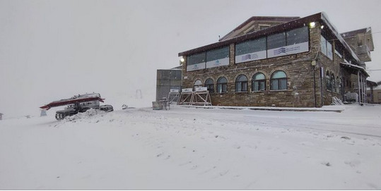 ΧΙΟΝΙΣΕ - ΣΕ ΛΕΙΤΟΥΡΓΙΑ ΤΟ ΧΙΟΝΟΔΡΟΜΙΚΟ ΚΕΝΤΡΟ ΚΑΙΜΑΚΤΣΑΛΑΝ | TASTV.gr ...