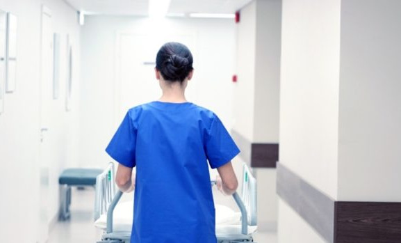 ΦΛΩΡΙΝΑ: ΝΟΣΗΛΕΥΤΡΙΑ ΚΑΤΗΓΟΡΕΙΤΑΙ ΟΤΙ ΕΔΙΝΕ «ΗΡΕΜΙΣΤΙΚΑ» ΖΕΛΕΔΑΚΙΑ ΣΕ ...