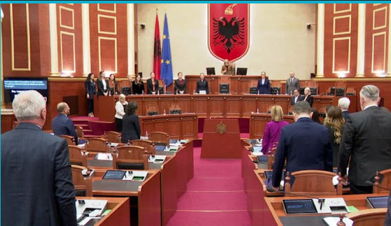 ΒΟΥΛΗ ΤΗΣ ΑΛΒΑΝΙΑΣ, ΕΝΟΣ ΛΕΠΤΟΥ ΣΙΓΗ ΓΙΑ ΤΑ ΘΥΜΑΤΑ ΤΟΥ ΣΙΔΗΡΟΔΡΟΜΙΚΟΥ ...