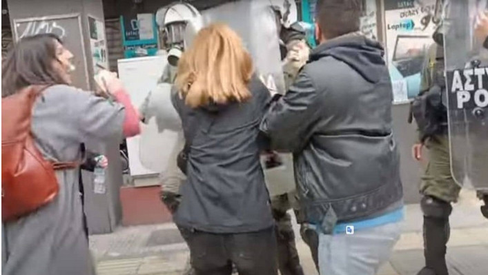 ΜΑΤΑΤΖΗΣ ΧΤΥΠΑΕΙ ΦΟΙΤΗΤΡΙΑ ΣΤΟ ΚΕΦΑΛΙ ΜΕ ΤΗΝ ΑΣΠΙΔΑ ΤΟΥ! ΤΟ ΒΙΝΤΕΟ ΠΟΥ ...