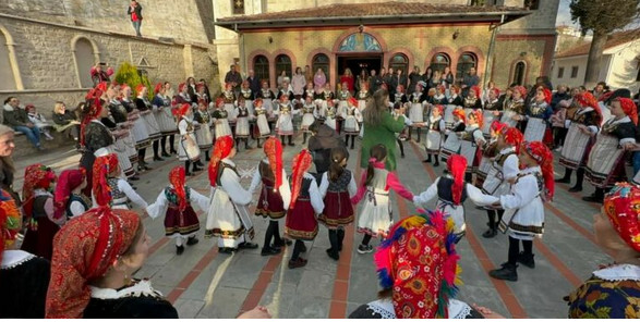 ΔΕΚΑΔΕΣ ΥΠΕΡΟΧΕΣ ΛΑΖΑΡΙΝΕΣ ΤΟΥ ΚΡΟΚΟΥ ΤΡΑΓΟΥΔΗΣΑΝ ΤΟΝ ΕΡΧΟΜΟ ΤΗΣ ...