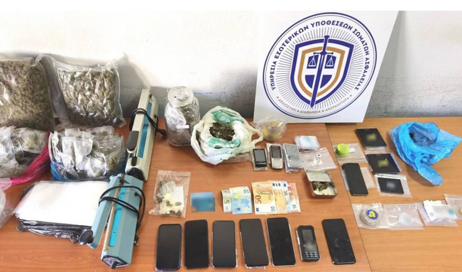 ΑΣΤΥΝΟΜΙΚΟΣ ΠΟΥΛΟΥΣΕ ΝΑΡΚΩΤΙΚΑ ΜΕ ΥΠΗΡΕΣΙΑΚΟ ΟΧΗΜΑ | TASTV.gr | Τα νέα ...