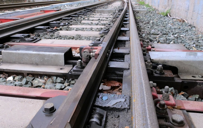 ΡΟΜΑ ΕΚΛΕΨΑΝ ΜΕΤΑΛΛΙΚΟ ΜΗΧΑΝΗΜΑ ΤΟΥ ΟΣΕ ΚΟΝΤΑ ΣΤΗ ΣΙΔΗΡΟΔΡΟΜΙΚΗ ΓΡΑΜΜΗ ...